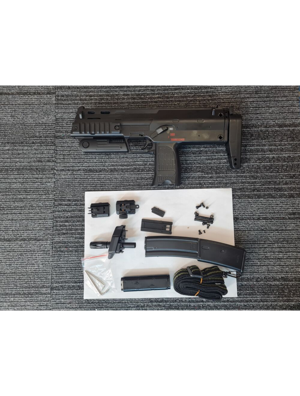 Well R4 AEG Sub-Machine (Full Metal - Standard - R4-BLACK)